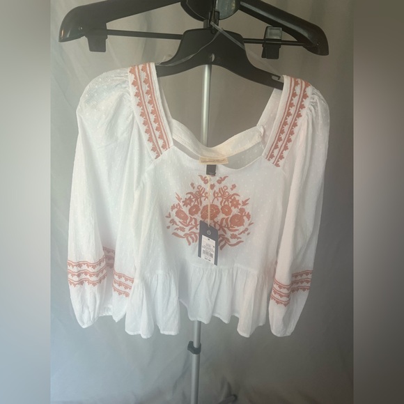 Universal Thread | Tops | Universal Thread White Blouse With Reddish ...